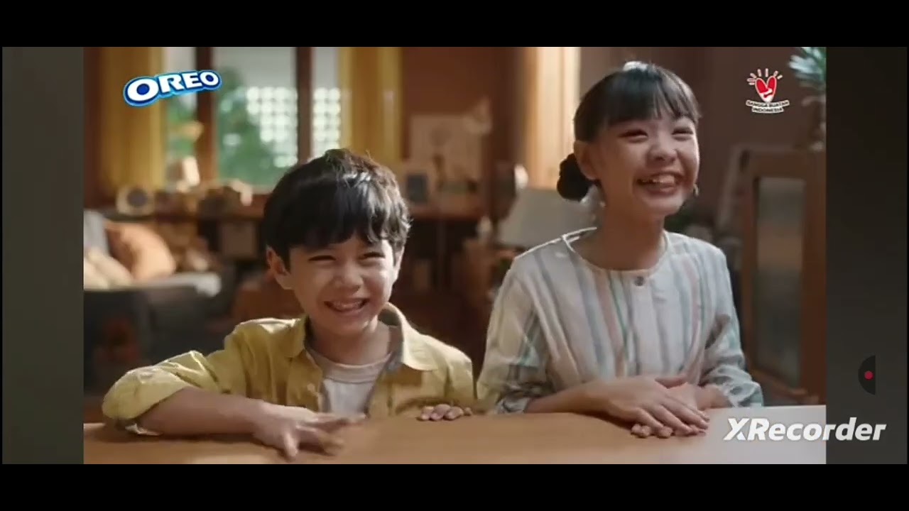 Oreo eaten by children and parents - YouTube