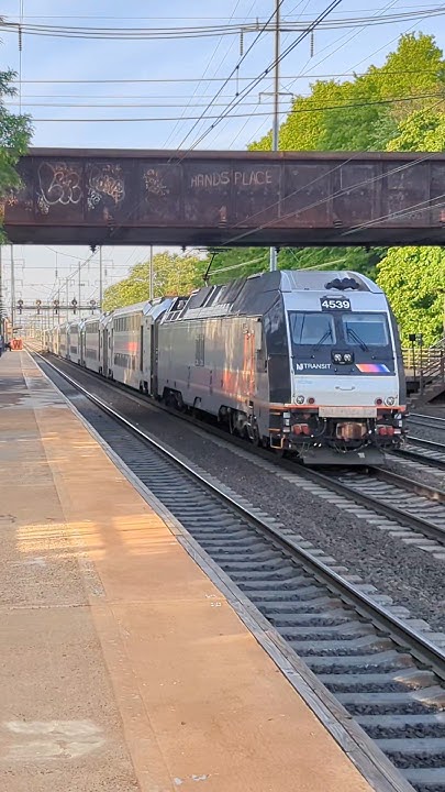NJ Transit NJCL Train #3373 (ALP-45A #4539) Slowly Passing North Elizabeth With A Honk For Me ...