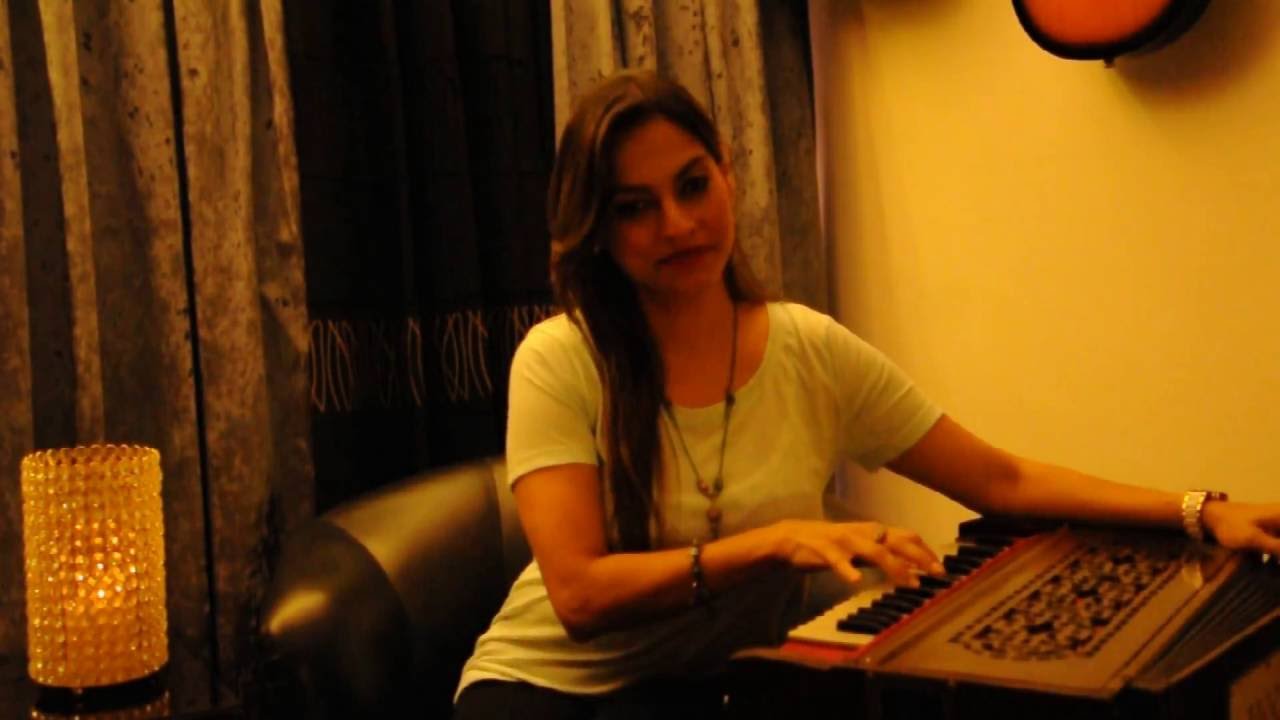 Preety Bhalla Singing Rajasthani Folk - KESARIYA - YouTube