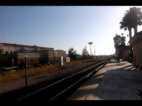 Metrolink 887 leads train 384 through Fontana - YouTube
