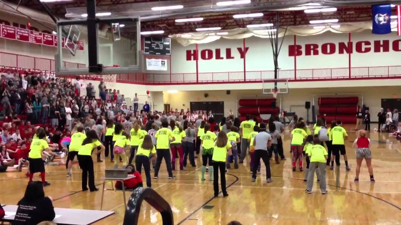 Holly High School Snowcoming Sophomore class dance - YouTube