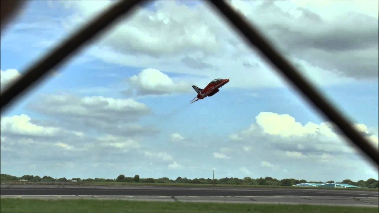 "Awesome" Red Arrows - 11 Hawk Fast Jet streamed take off - YouTube