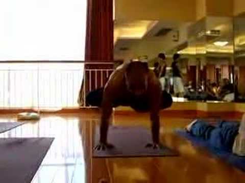 Sanya Tugwun 's urdhva kukkutasana