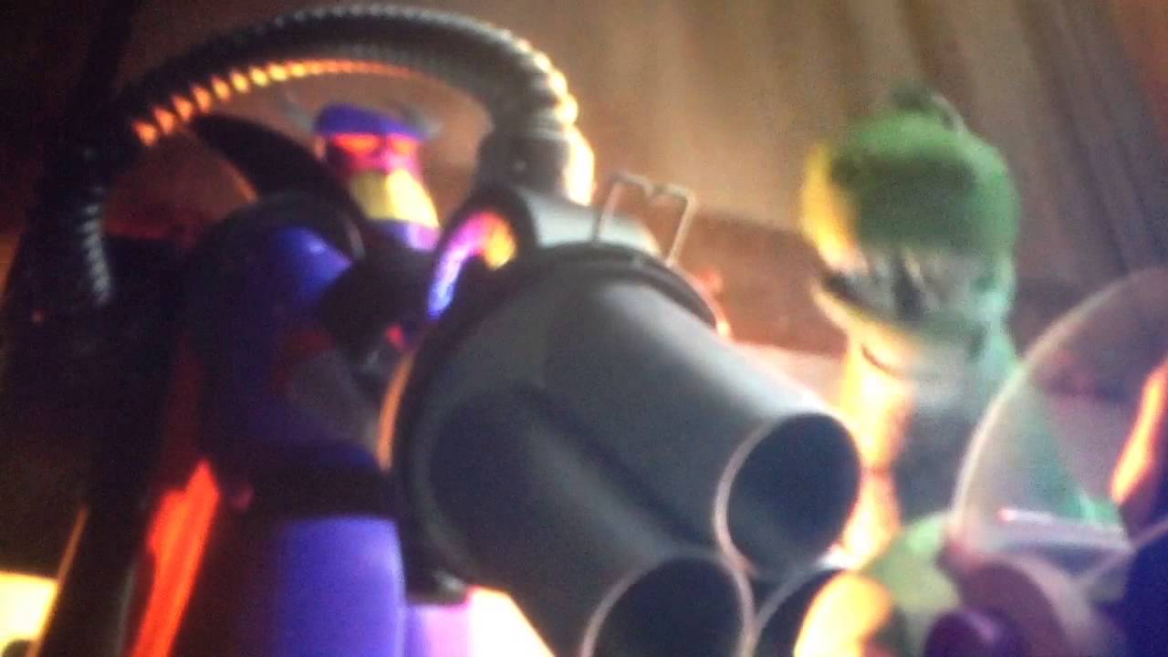 Rex hits bunson the hot dog with his tail - YouTube