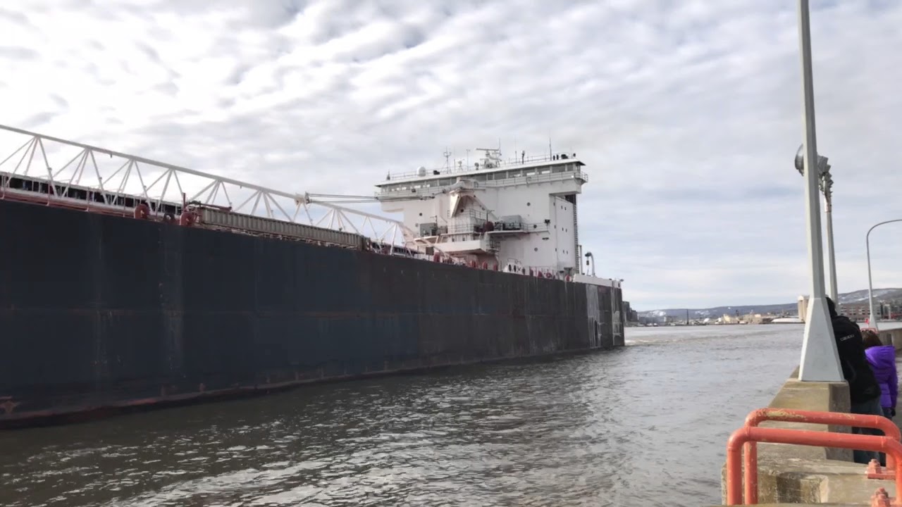 Walter J McCarthy Jr departing Duluth. 11/10/17 - YouTube