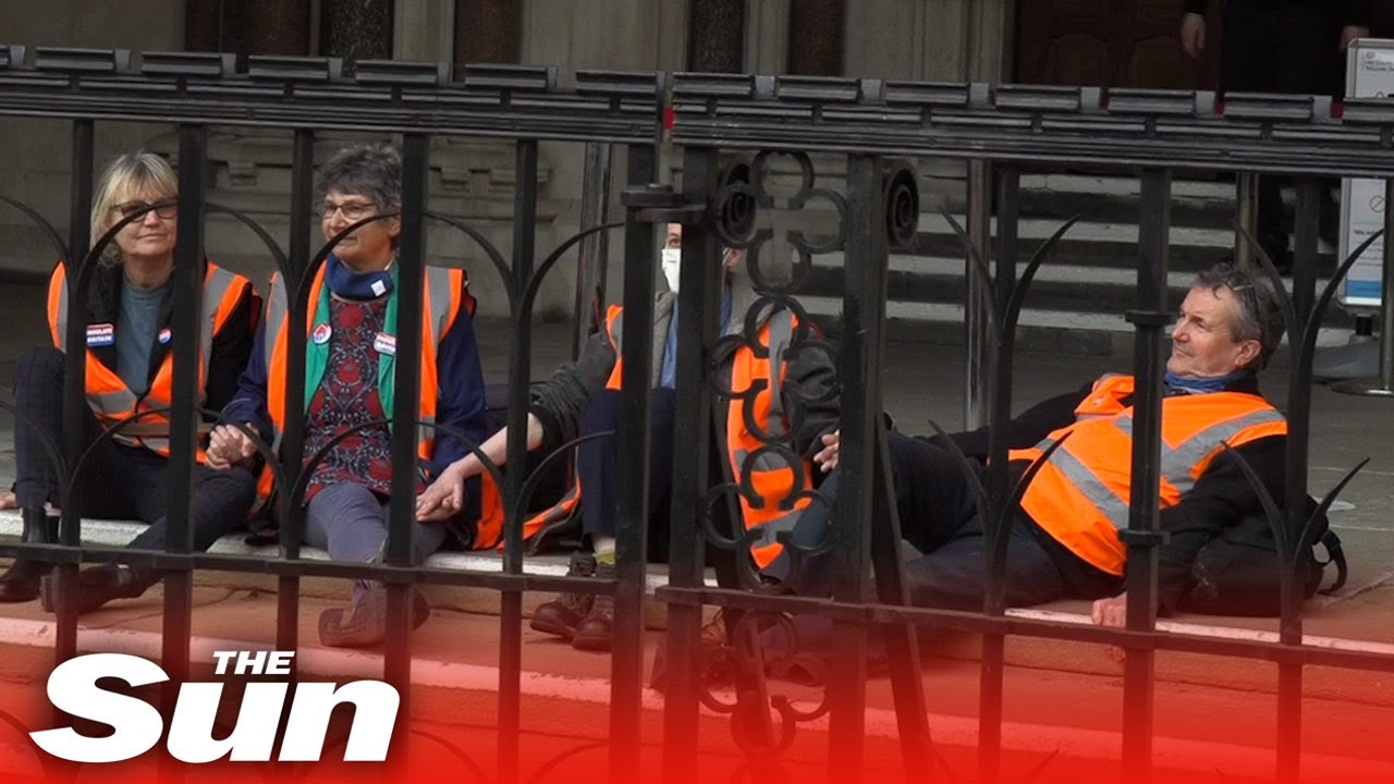 Insulate Britain protesters GLUE themselves to court steps as police ...