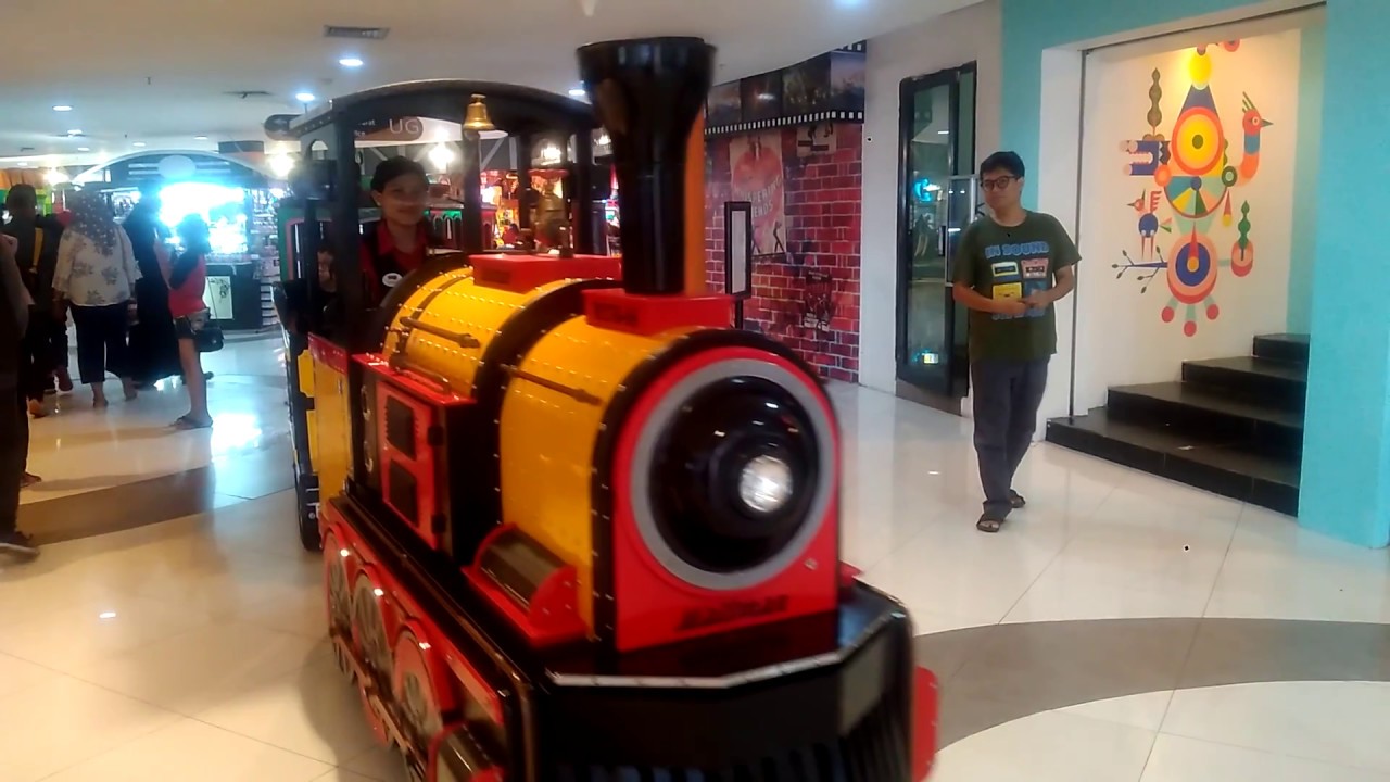 Kereta Api Salah Jalur Masuk Mall... - YouTube