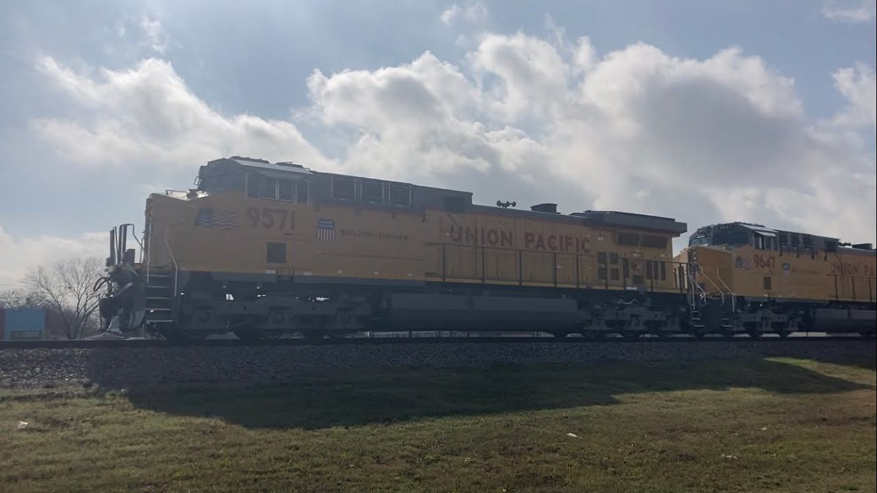 Union Pacific Dash 9 Rebuilds at Grand Prairie, TX (December 22, 2023 ...