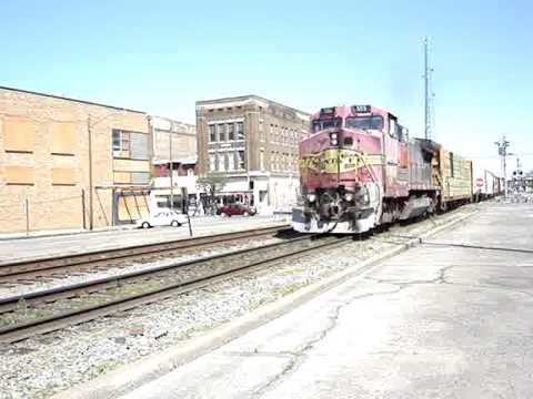 BNSF 555 Local train leaving - YouTube