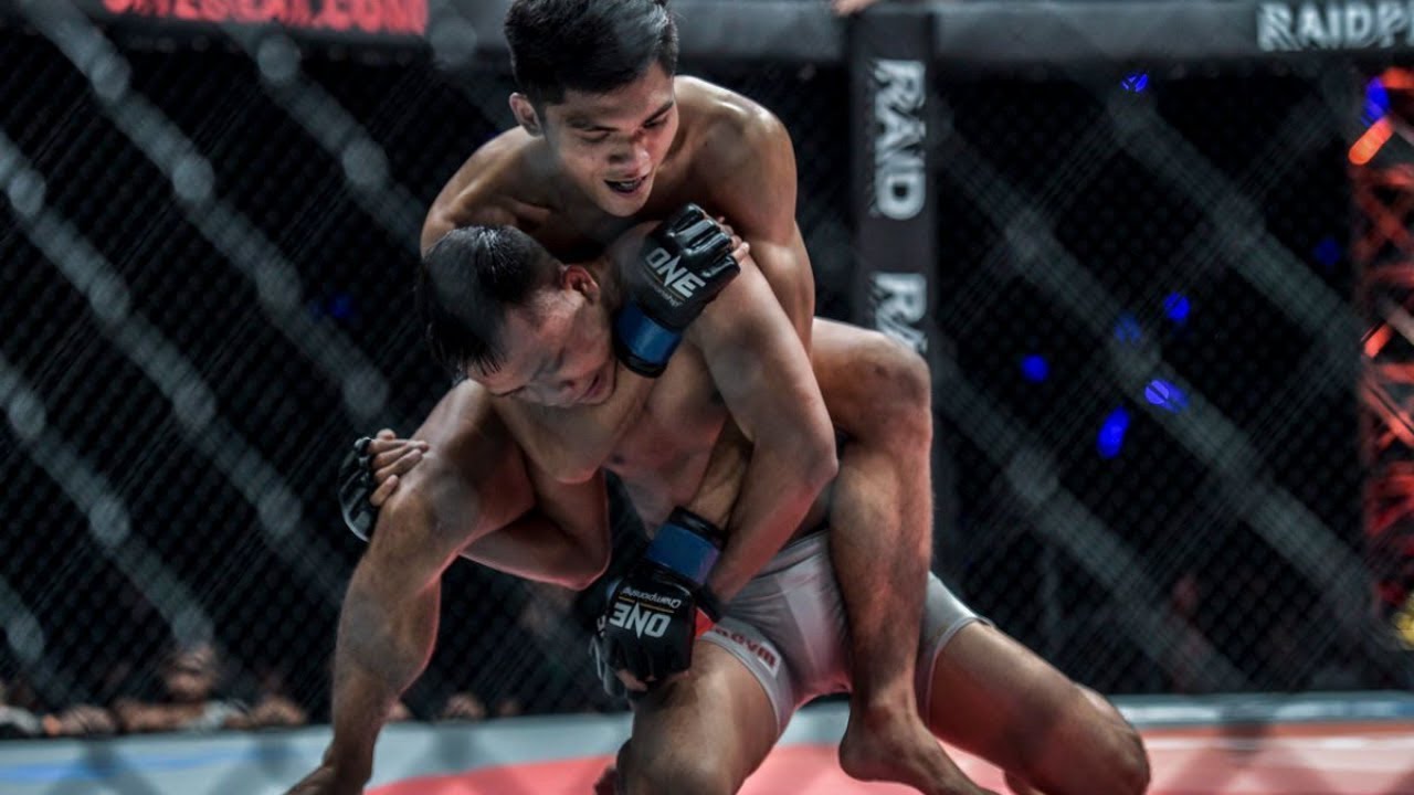 Laga Sorotan | Aziz Calim VS Adi Paryanto | Highlight ONE - YouTube