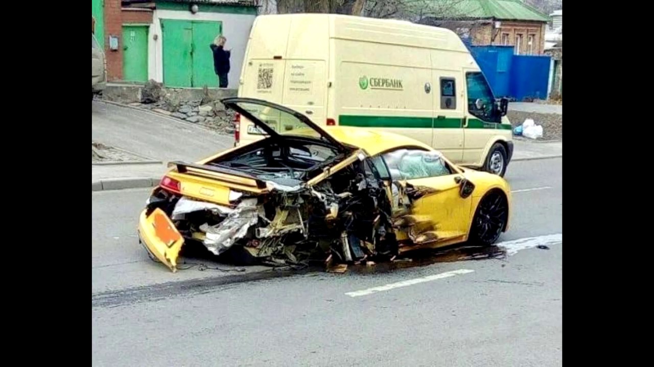 He crashed the Audi R8 in a few seconds - YouTube