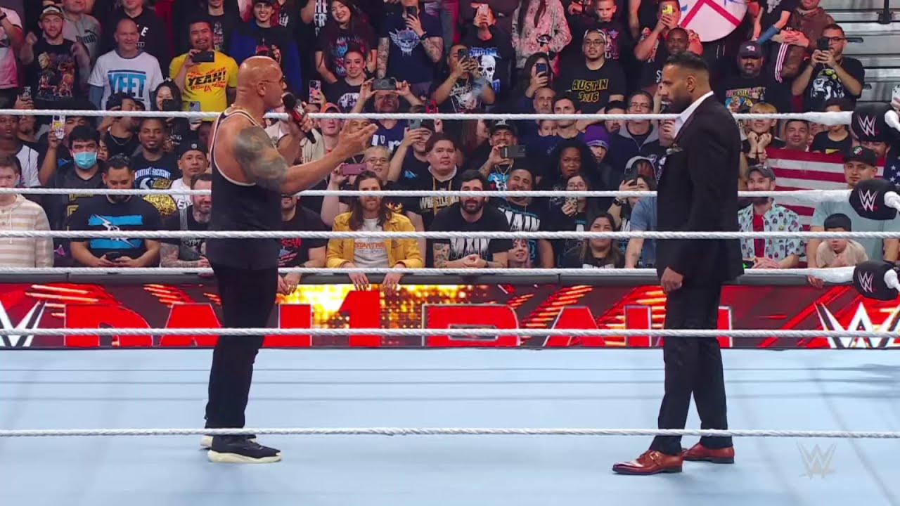The Rock regresa a WWE y ataca a Jinder Mahal - WWE Day 1 Raw 01/01 ...