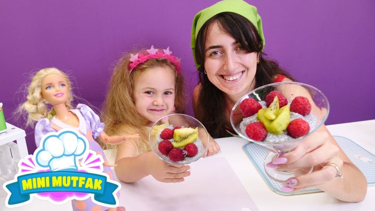 Barbie için Mini Mutfakta Chia tohumlu meyveli puding yapımı! Kızlar ...
