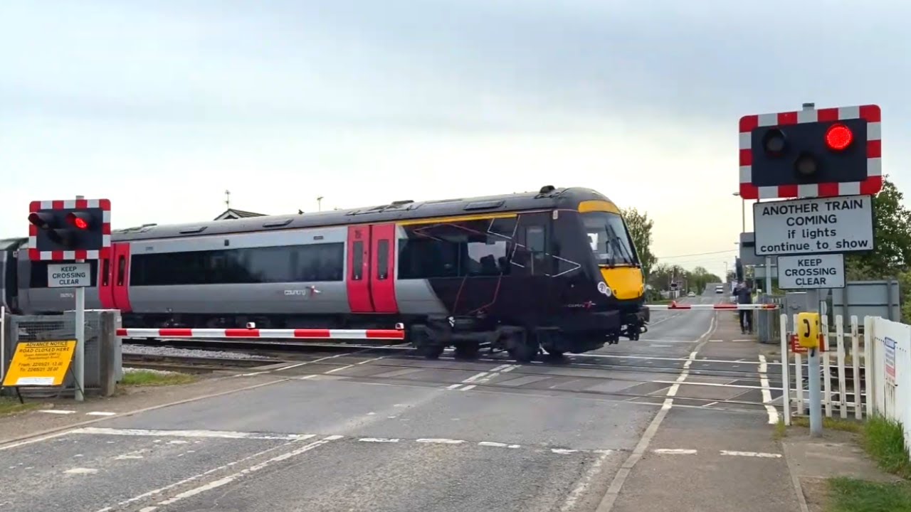 Queen Adelaide Peterborough Line Level Crossing, Cambridgeshire - YouTube