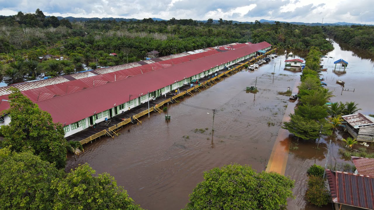 Rumah Panjang Dayak Iban Terpanjang Di Sarawak 53 Pintu // RH Raymond ...