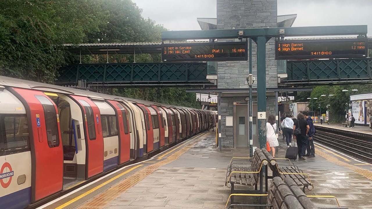 Northern Line 1995 stock terminating at Finchley Central announcements ...