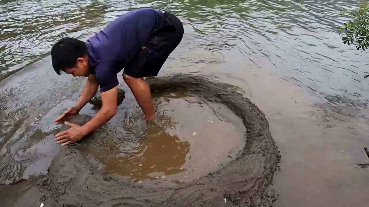 Unique and strange fishing skills - Build rudimentary fish traps from ...