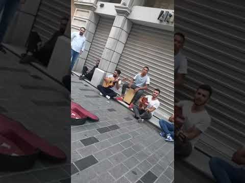 Istiklal caddesinde kürtçe şarkı söyleyen gençler