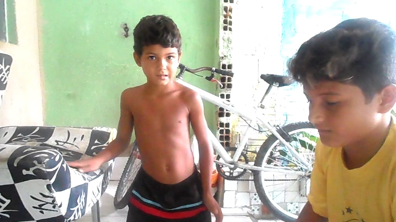 DESAFIO DA GARRAFA COM MEU IRMAO - YouTube