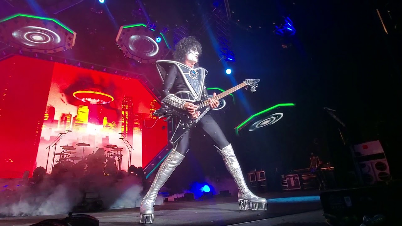 KISS - Tommy Thayer Thayer rockin' - YouTube