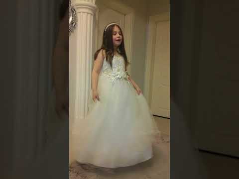 Elmira şarkı söylemeye devam ediyor.