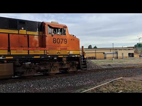 BNSF 8079 South with Boeing flatbeds, an ex BN SD40-2, and a cool engineer - YouTube