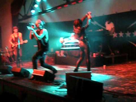 Yelawolf ft. Fefe Dobson - Animal - YouTube