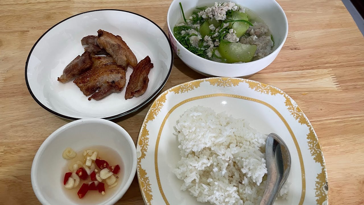 Ep.04 This is how I cook lunch . I’m not good at cooking. This is a ...