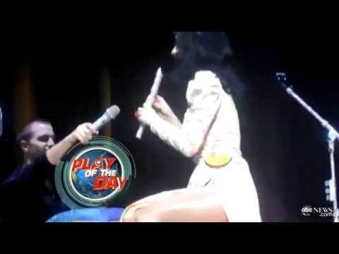 Katy Perry Flute Fail Singer Accidentally Reveals Shes Not Really ...