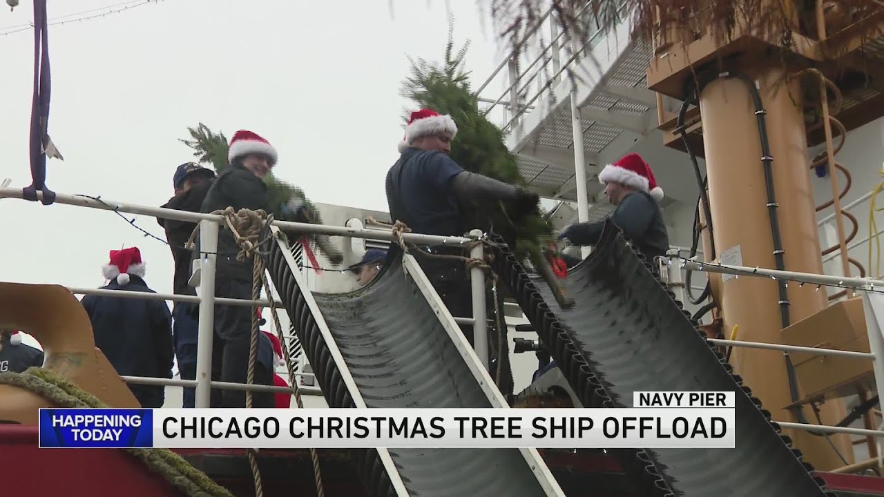 Annual Christmas Tree Ship arrives in Chicago - YouTube