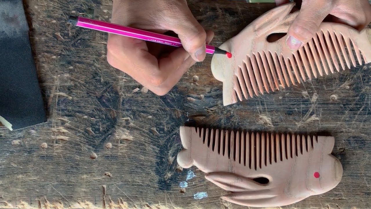 Make a wooden comb for my mom with my carpentry craft｜Carpenter Anxu ...