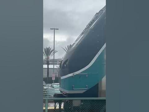 Metrolink 112 departs Burbank Downtown with SCAX 638 - YouTube