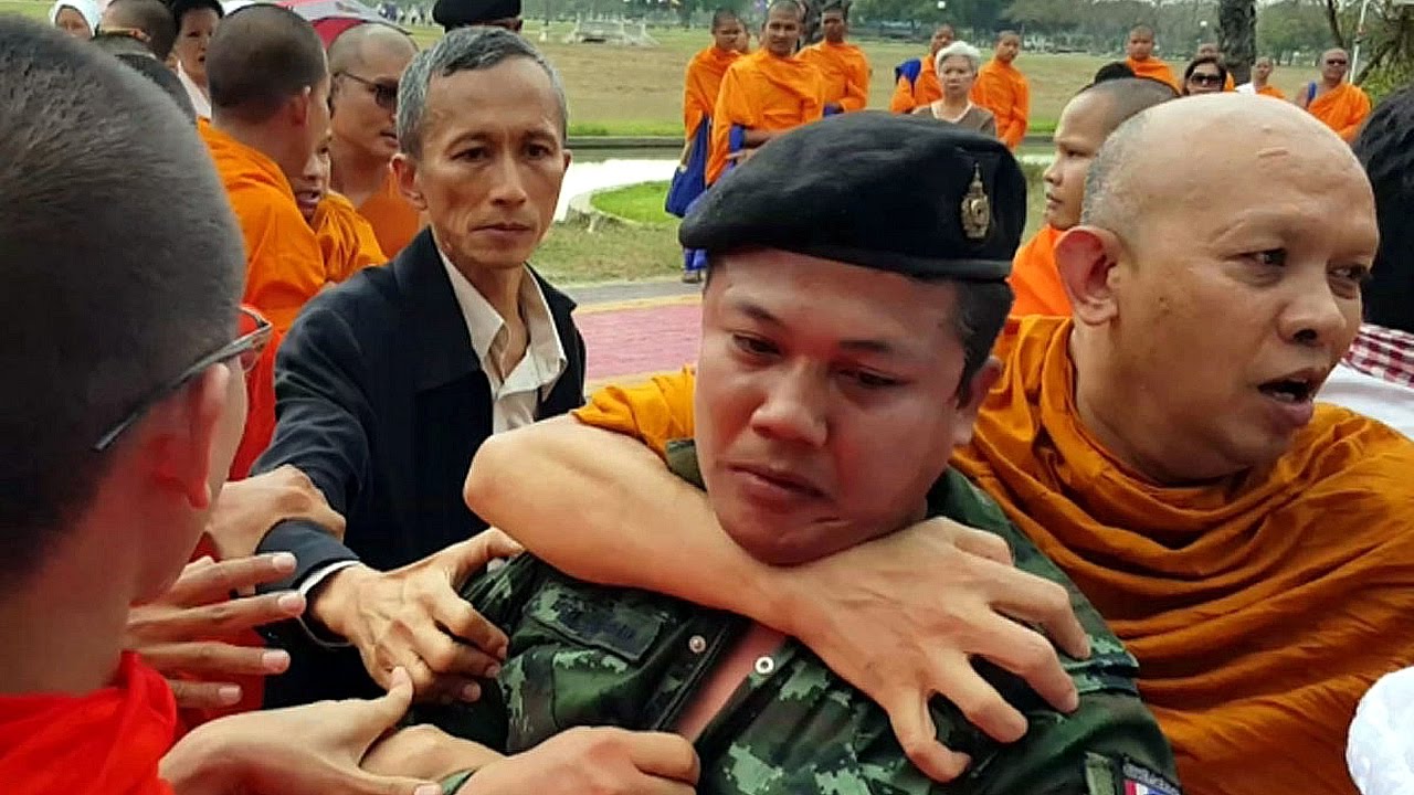 Thai monks fighting with the army - YouTube