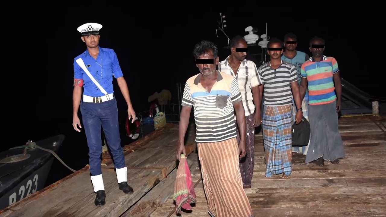 Navy apprehends five (05) Indian poachers in Sri Lankan waters - YouTube