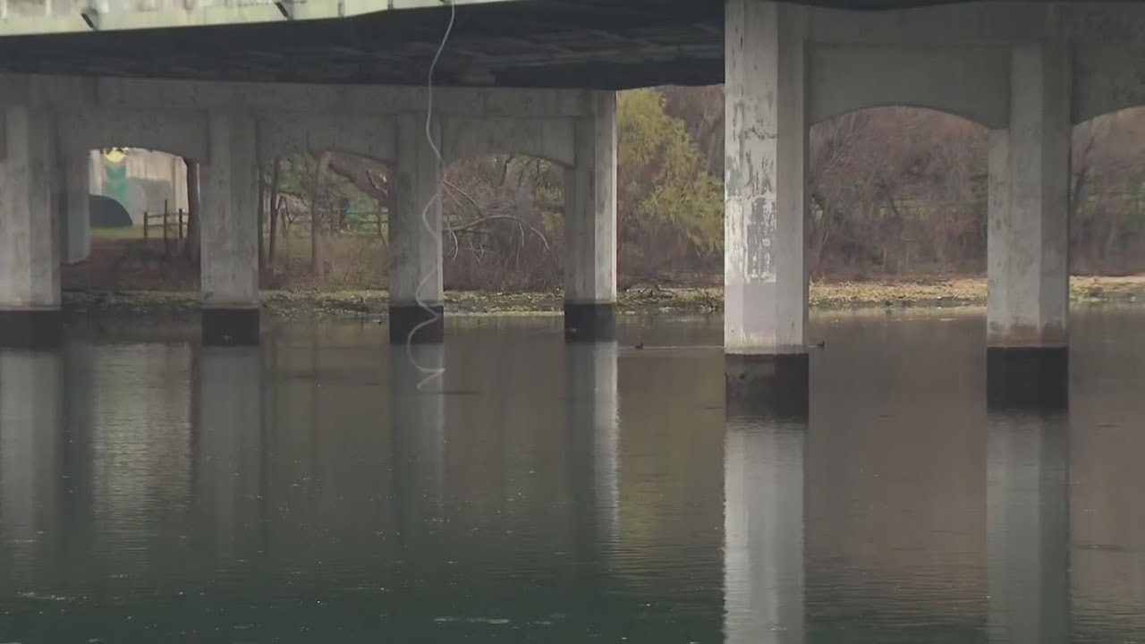 Longhorn Dam issue causes drop in Lady Bird Lake levels - YouTube