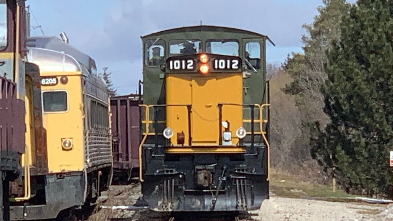 Waterloo Central GMD-1 #1012 shoving 2 coaches through st Jacobs yard ...