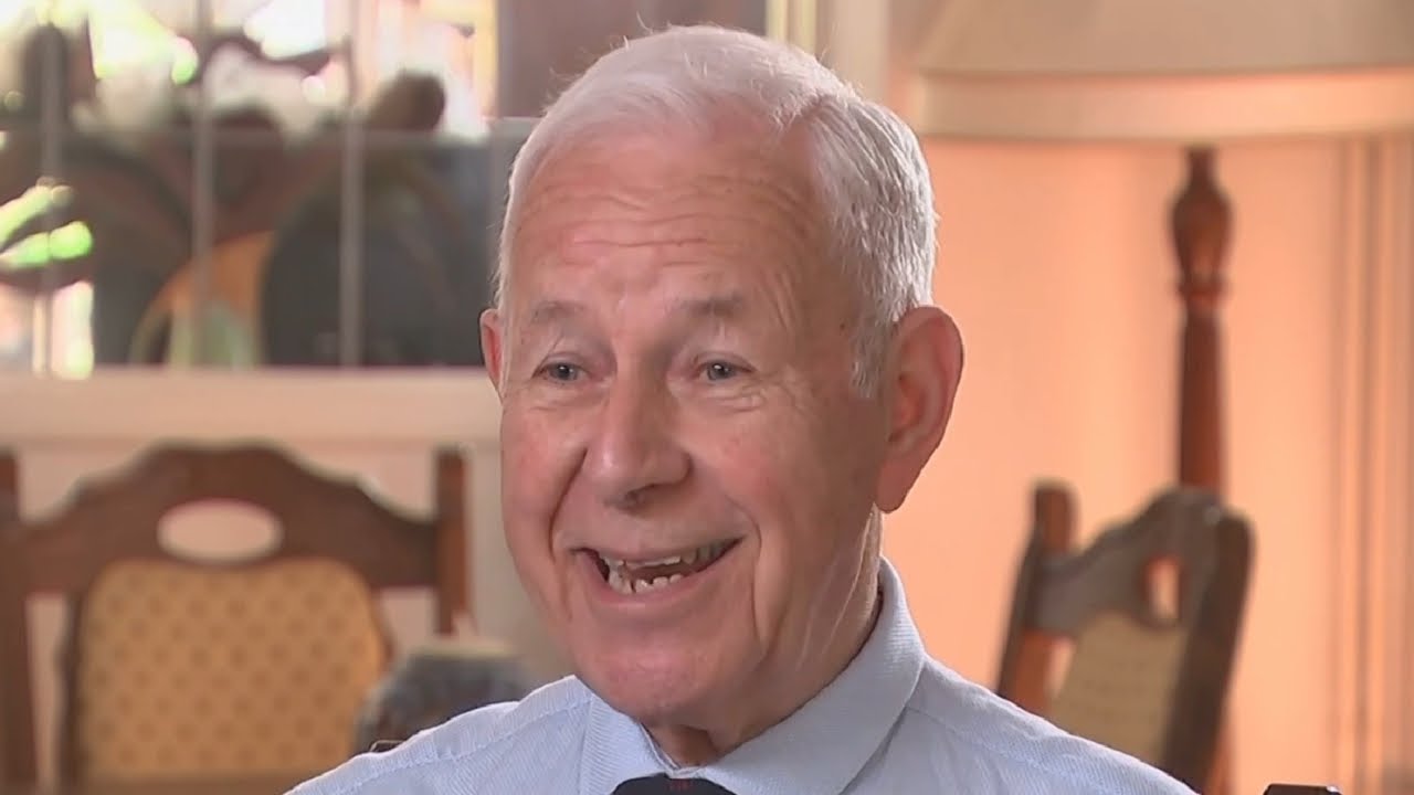 Graham Laurie reminisces about time as royal pilot - YouTube