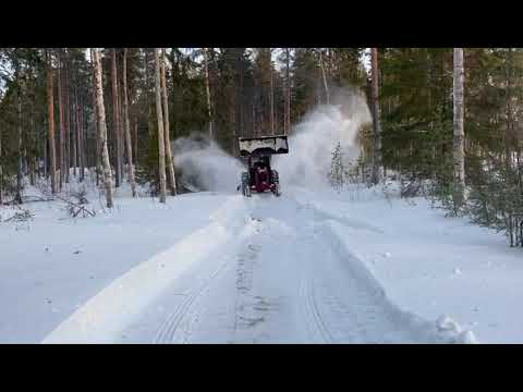 Öppnar väg med DB880 och ålö snöslunga - YouTube