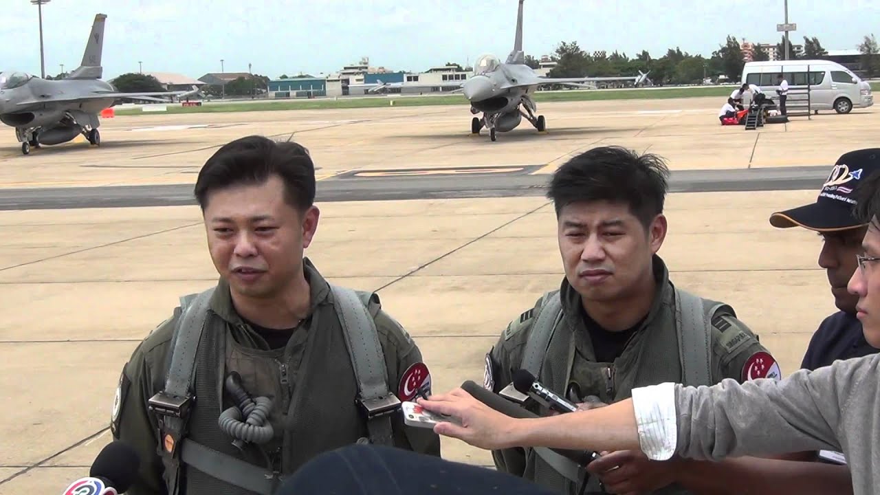 RSAF F-16 Pilot @ Donmuang Airport 100 ปีการบิน - YouTube