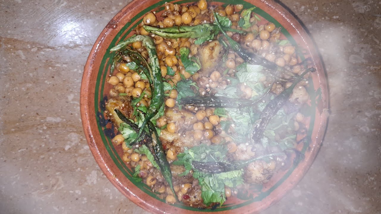 pindi k mashoor fry chanay/ white chanay - YouTube