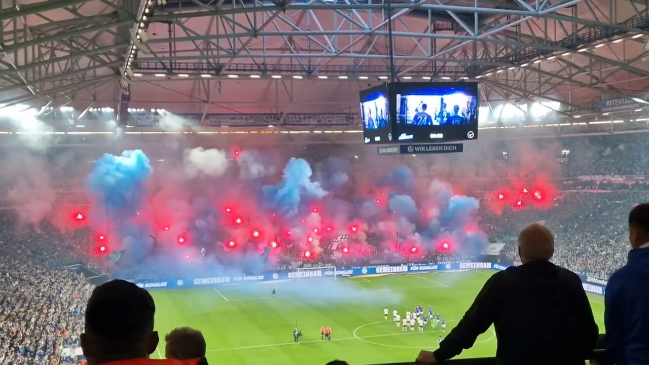 Schalke Choreo gegen St Pauli 🔥 Nordkurve Ultras Pyro Show 🔥 - YouTube