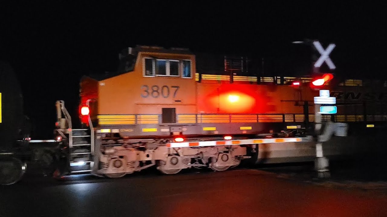 (BNSF 3807) CN 302 - (CN100) - 3880 & BNSF 3807 In Lynden Ontario - YouTube