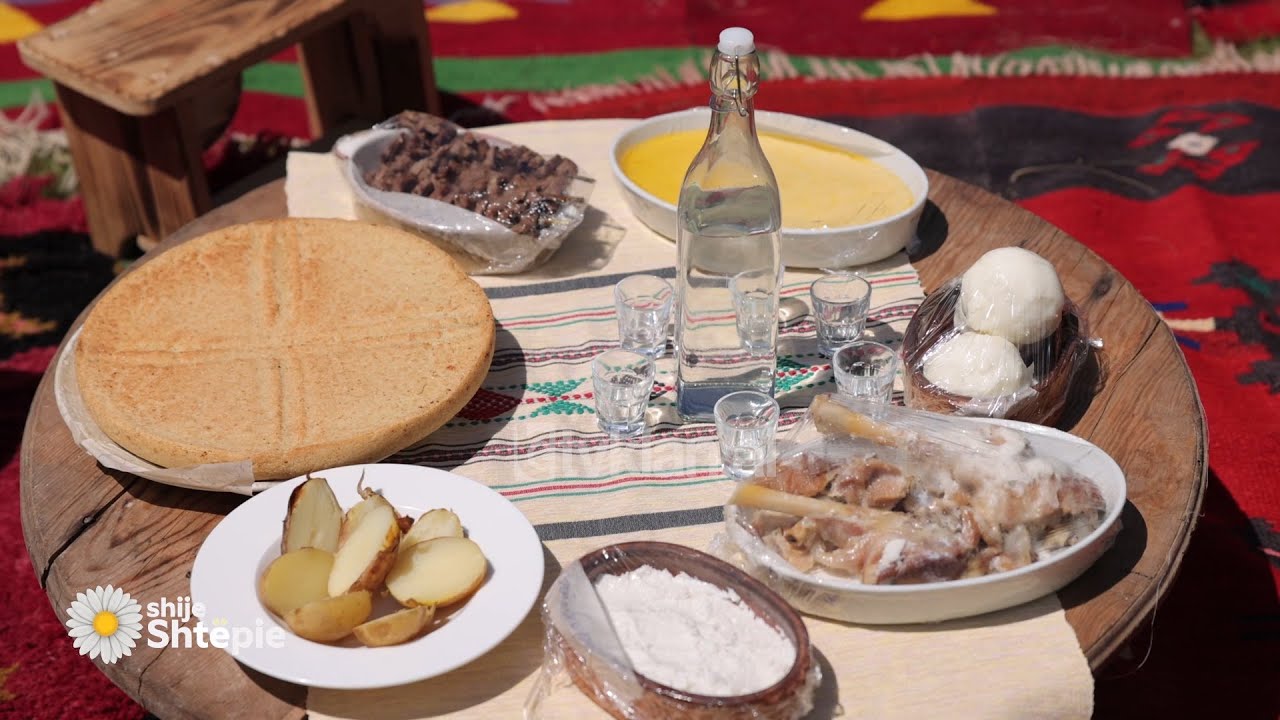 Nga djathi i ziem te mishi, ushqimet që s'mungojnë kurrë në sofrën e ...