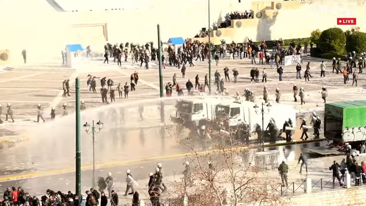 Τέμπη: Τα ΜΑΤ διαλύουν την ειρηνική συγκέντρωση - YouTube