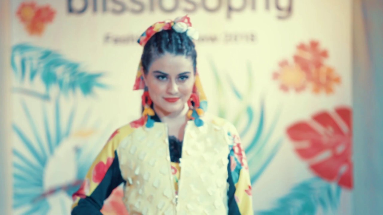 MODEL DARI RUSIA 16 TAHUN - YouTube
