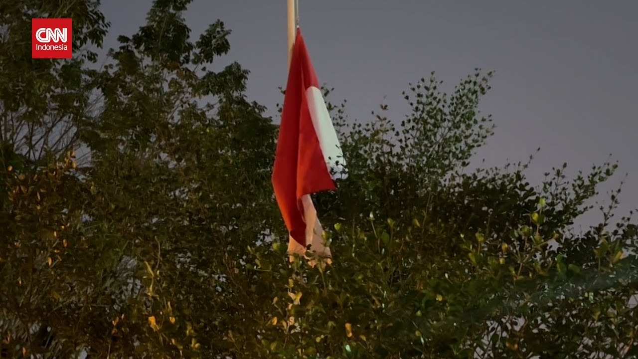 Putusan MK Dilawan, Aktivis Turunkan Bendera Setengah Tiang - YouTube