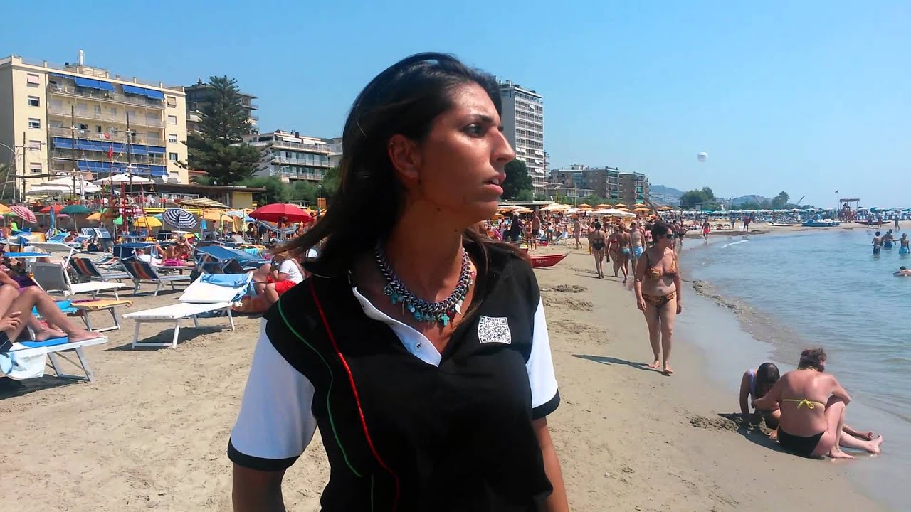 Alice Rinaldi live sulla spiaggia di Arma di Taggia - YouTube