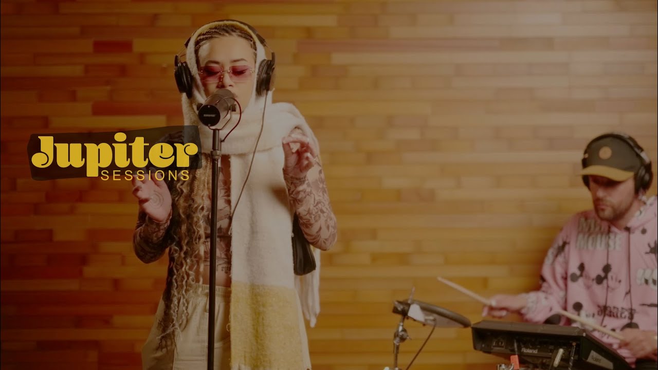 Miggy - PLAY ME feat. A.GIRL | JupiterSessions - YouTube