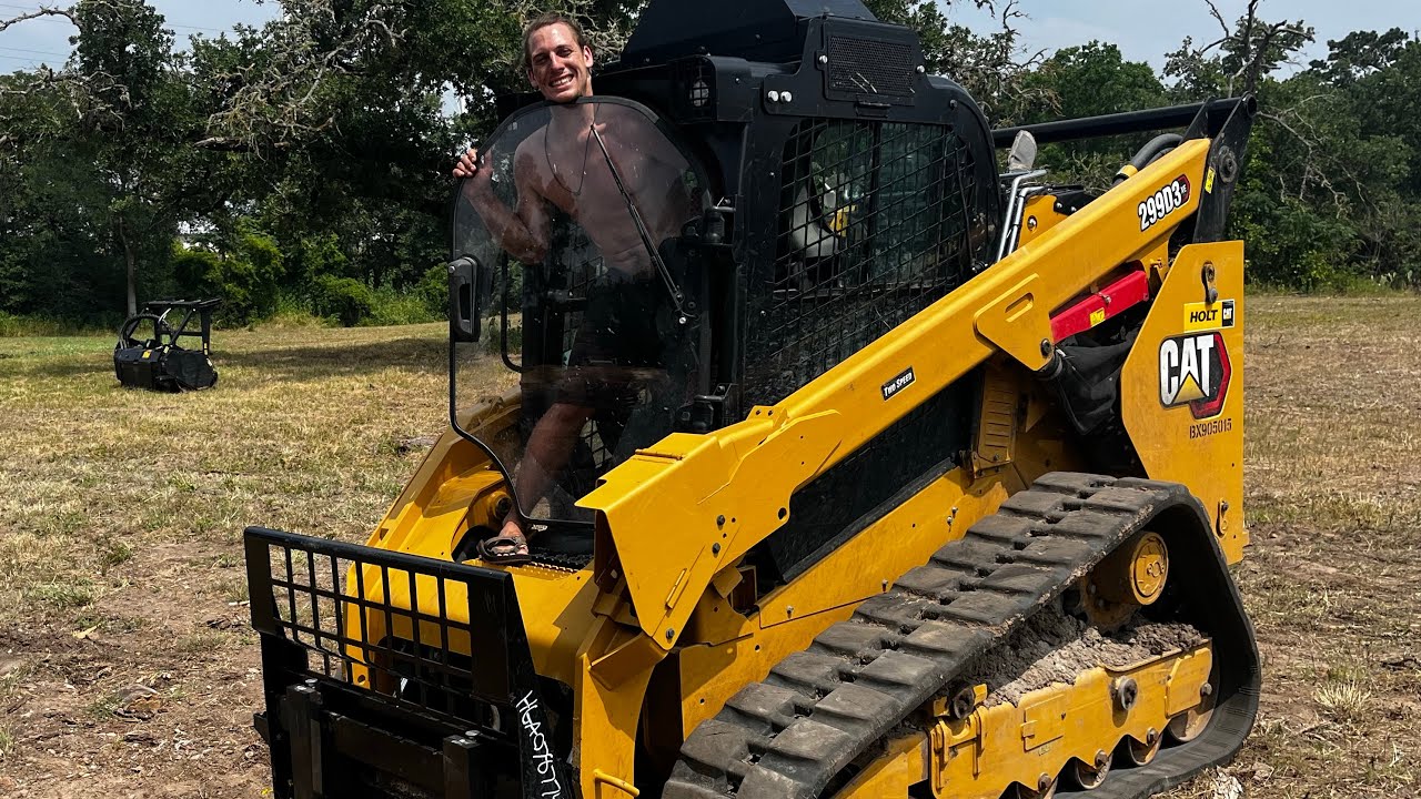 CAT 299 D3 Choppin Up Rocks - YouTube