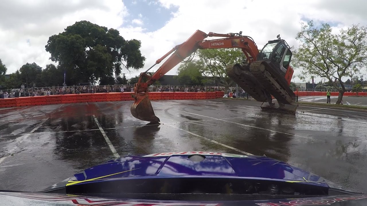 Fanga Dan: Drifting Under Digger at Automania 2016 (Holden VF Commodore ...